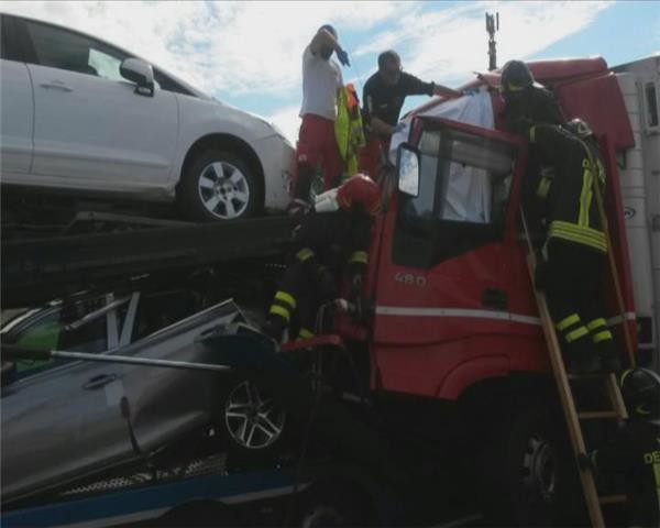 A1: INCIDENTE TRA 3 MEZZI PESANTI, 1 FERITO GRAVE AL MAGGIORE - 12 TV Parma